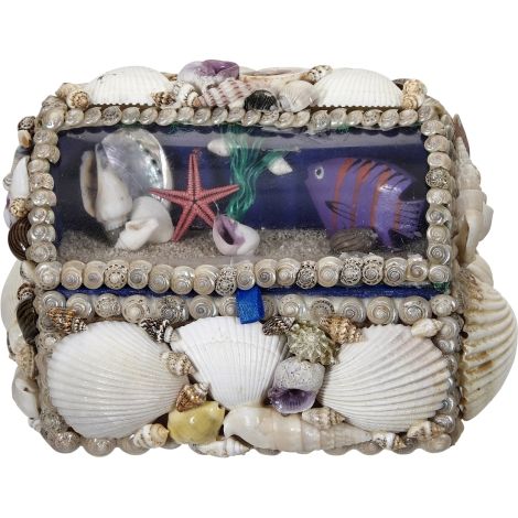 Treasure Box Scene (on lid)